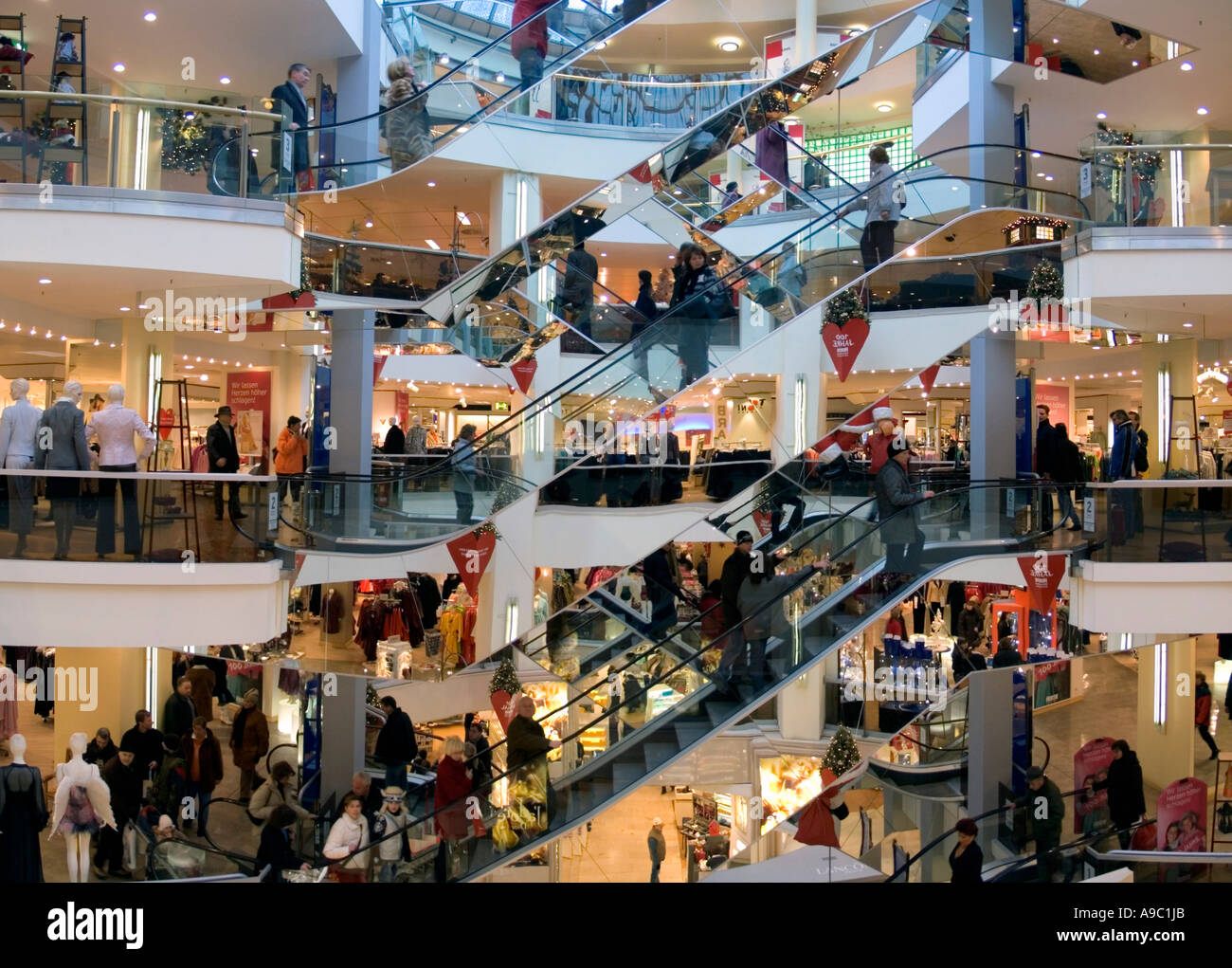 Hertie department store munich -Fotos und -Bildmaterial in hoher ...