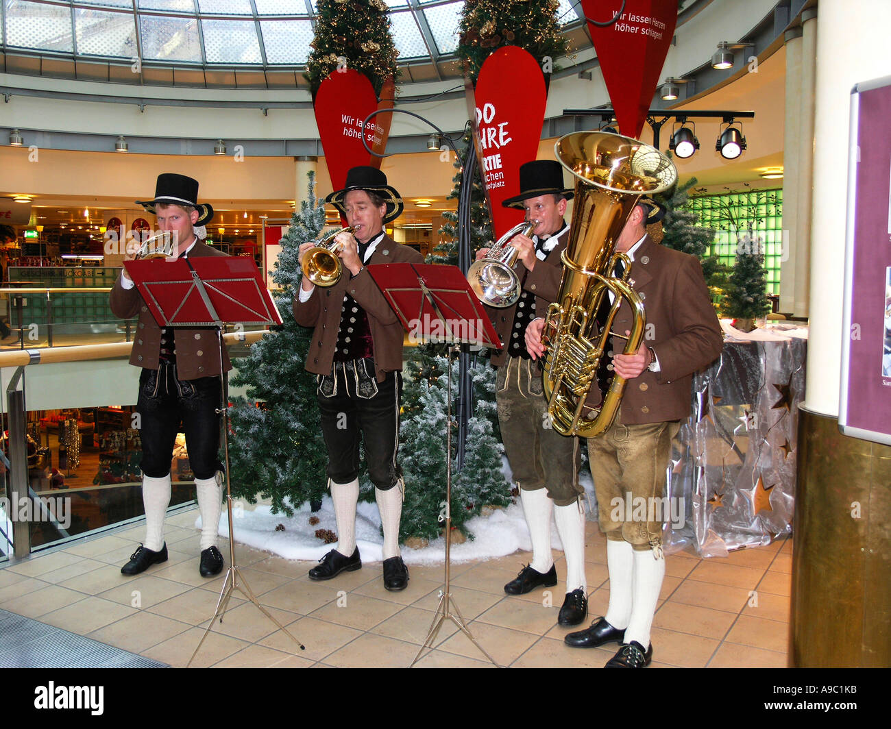 Hertie department store munich -Fotos und -Bildmaterial in hoher ...