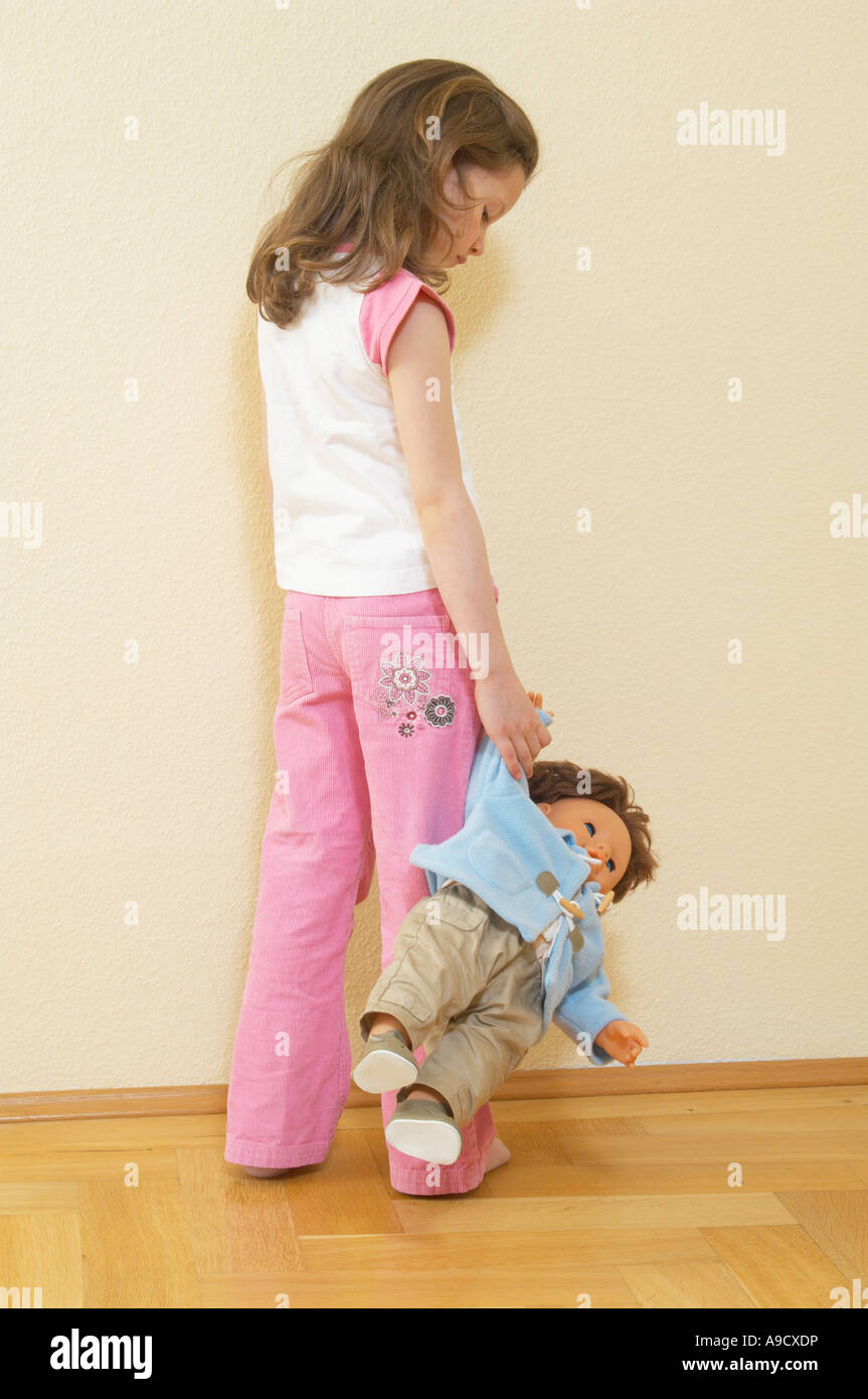 Kind mit puppe -Fotos und -Bildmaterial in hoher Auflösung – Alamy
