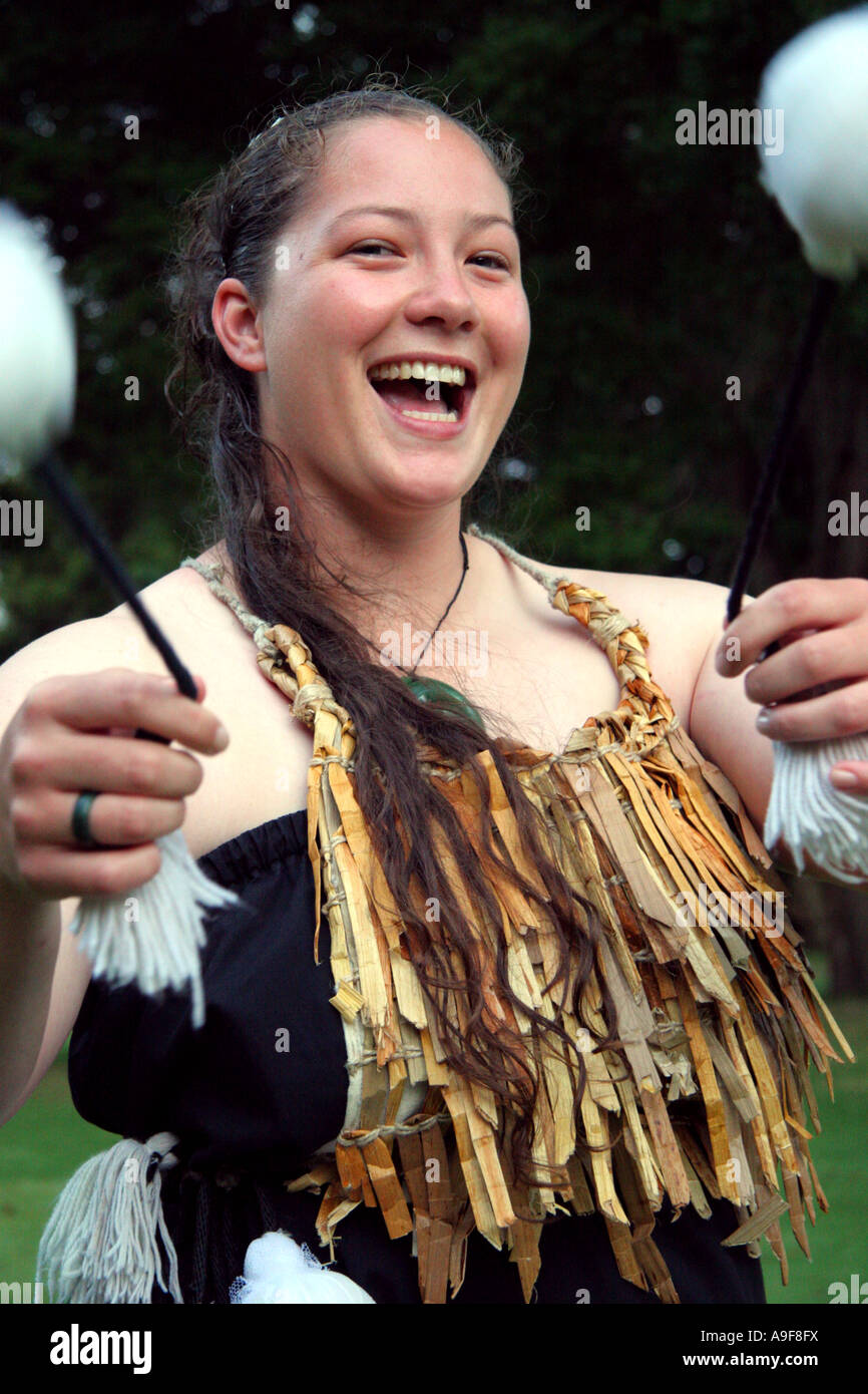 Maori Poi Performance bei den Maori Meeting House (Whare Runanga) am ...