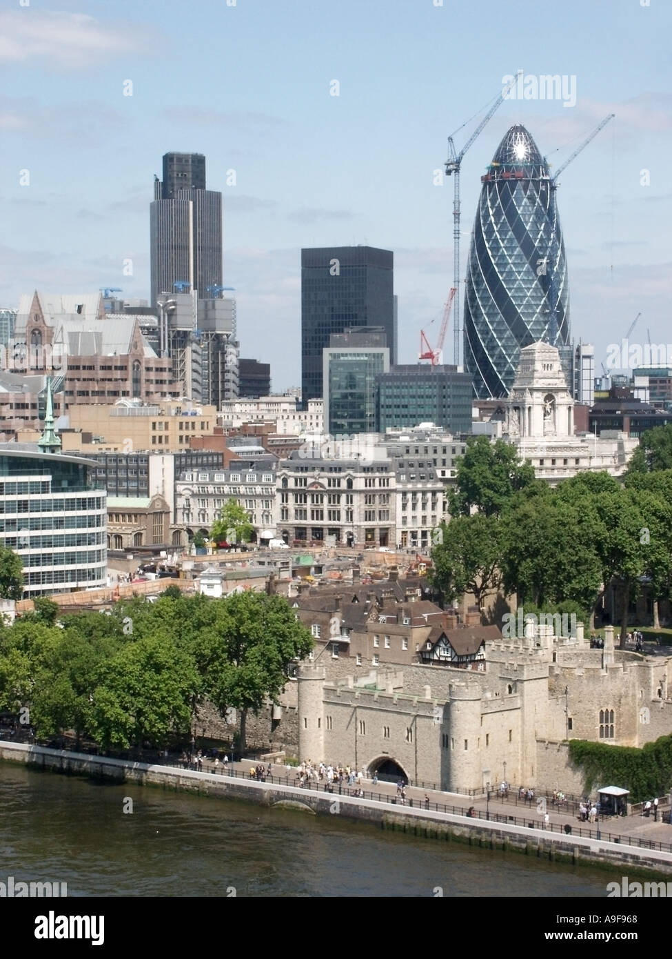 Luftbild mit Blick auf historische Traitors Gate im Tower von London ...