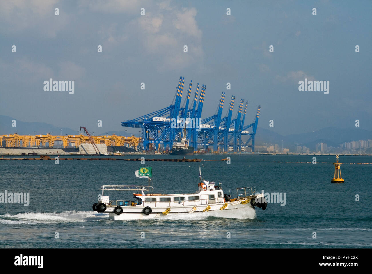Coastal Ferry Boat mit dem Container-Terminal auf den "neuen Hafen" von ...