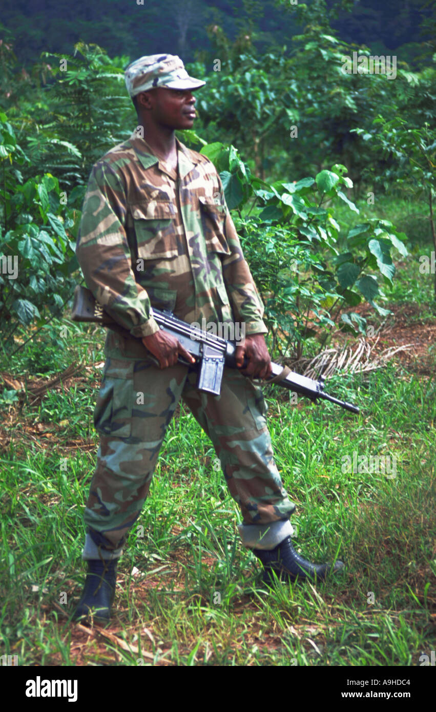 Die afrikanischen Soldaten mit AK 47 Sturmgewehr, die Bewachung der ...