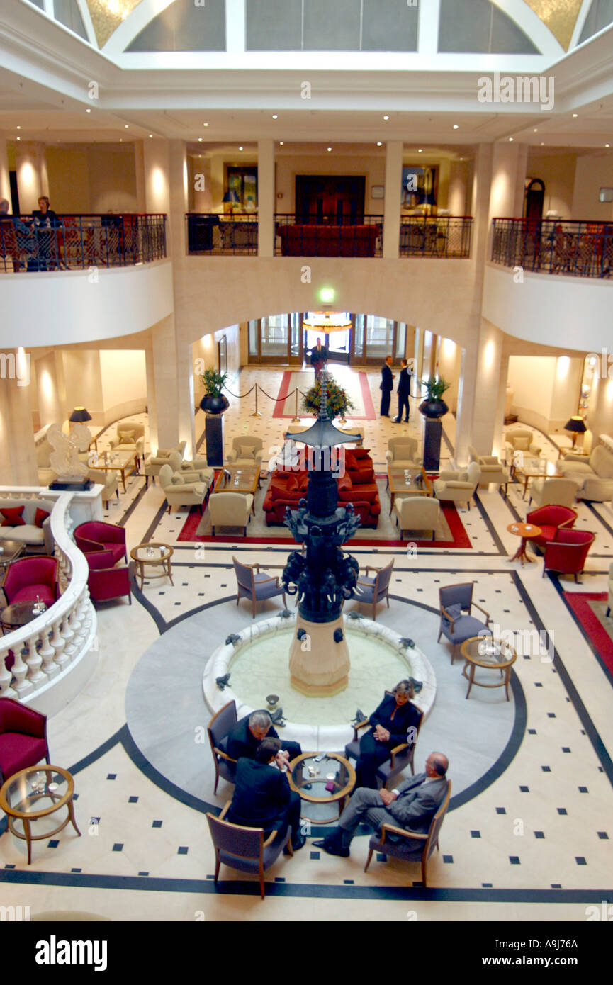 Berlin hotel adlon lobby -Fotos und -Bildmaterial in hoher Auflösung ...