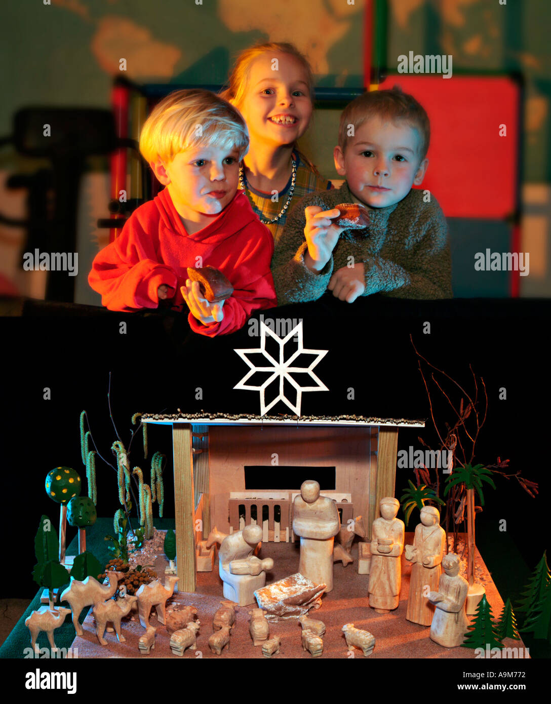 Christkind in der krippe -Fotos und -Bildmaterial in hoher Auflösung ...