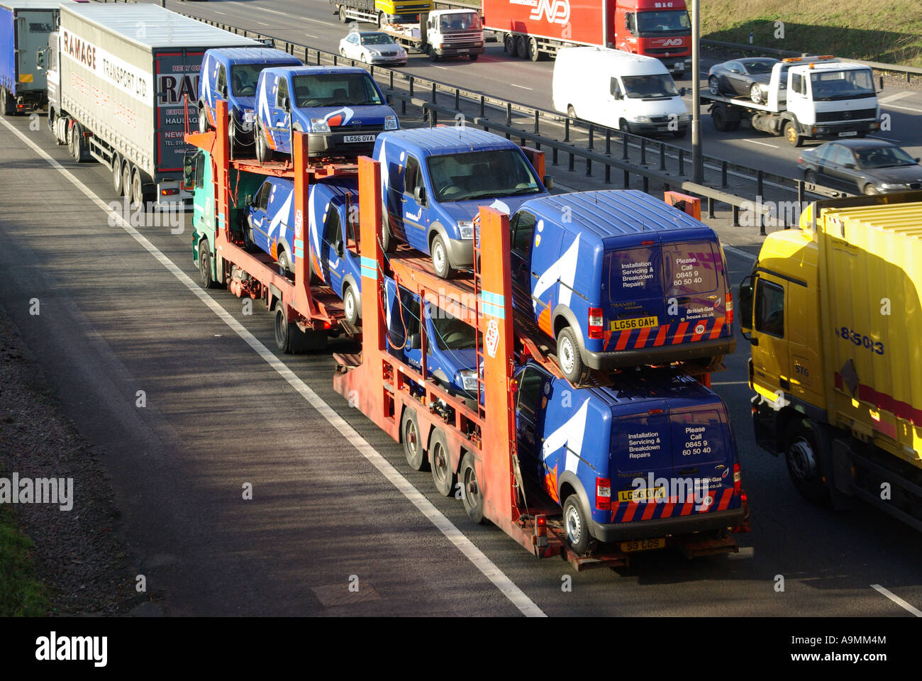 Autobahn Stau mit gegliederten Auto Transporter LKW beladen mit British ...