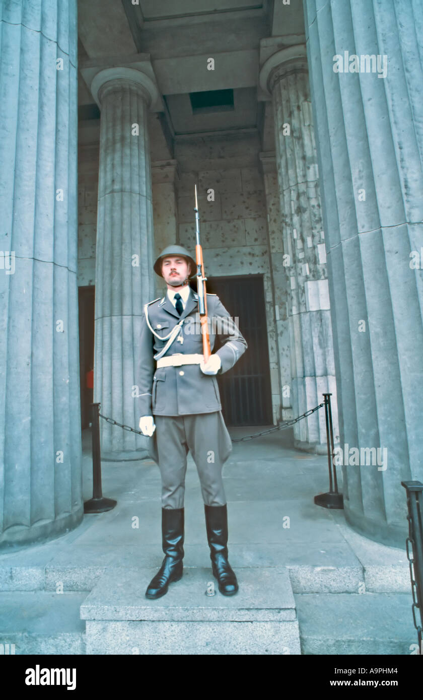 (Ehemals Ost-) Berlin Deutschland, DDR-Soldat bewacht altes Gebäude des ...