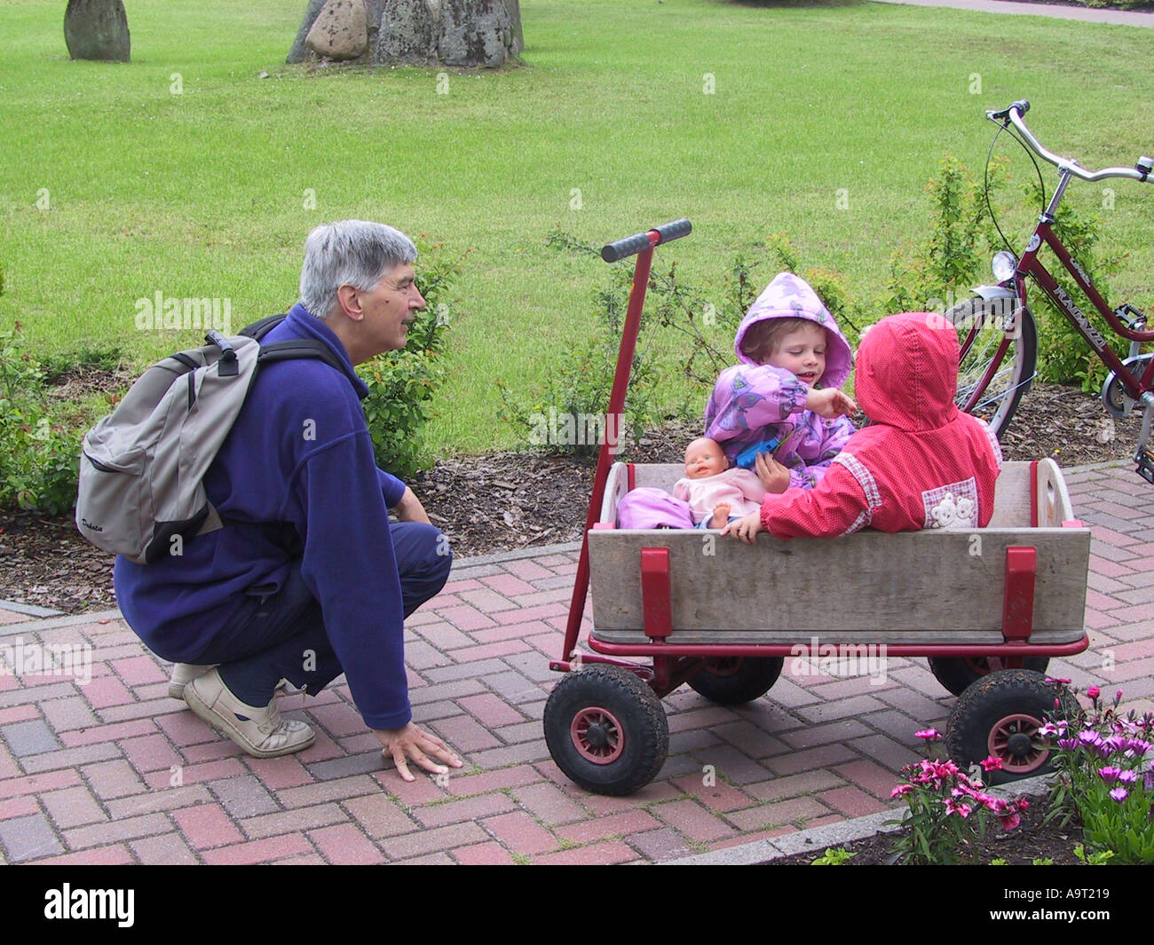 Kinder mit handwagen -Fotos und -Bildmaterial in hoher Auflösung – Alamy