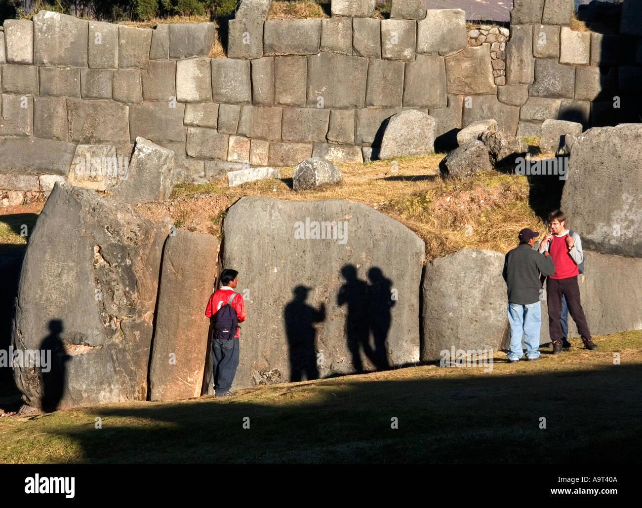 Touristen auf den alten Mauern der Stadt Sacsayhuaman in der Nähe von ...