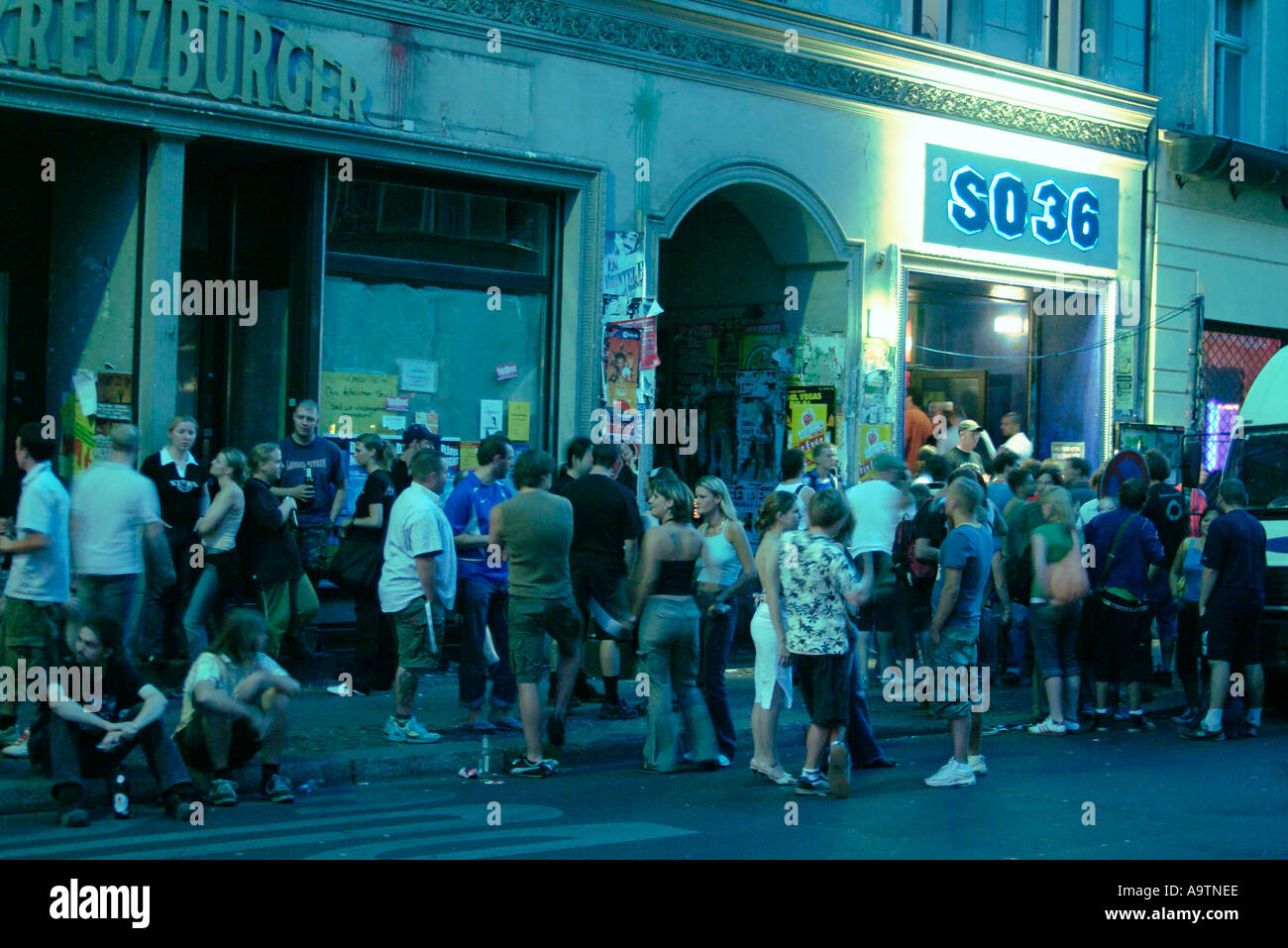 Berlin Kreuzberg SO 36 Menschen Queeing vor Stockfotografie - Alamy