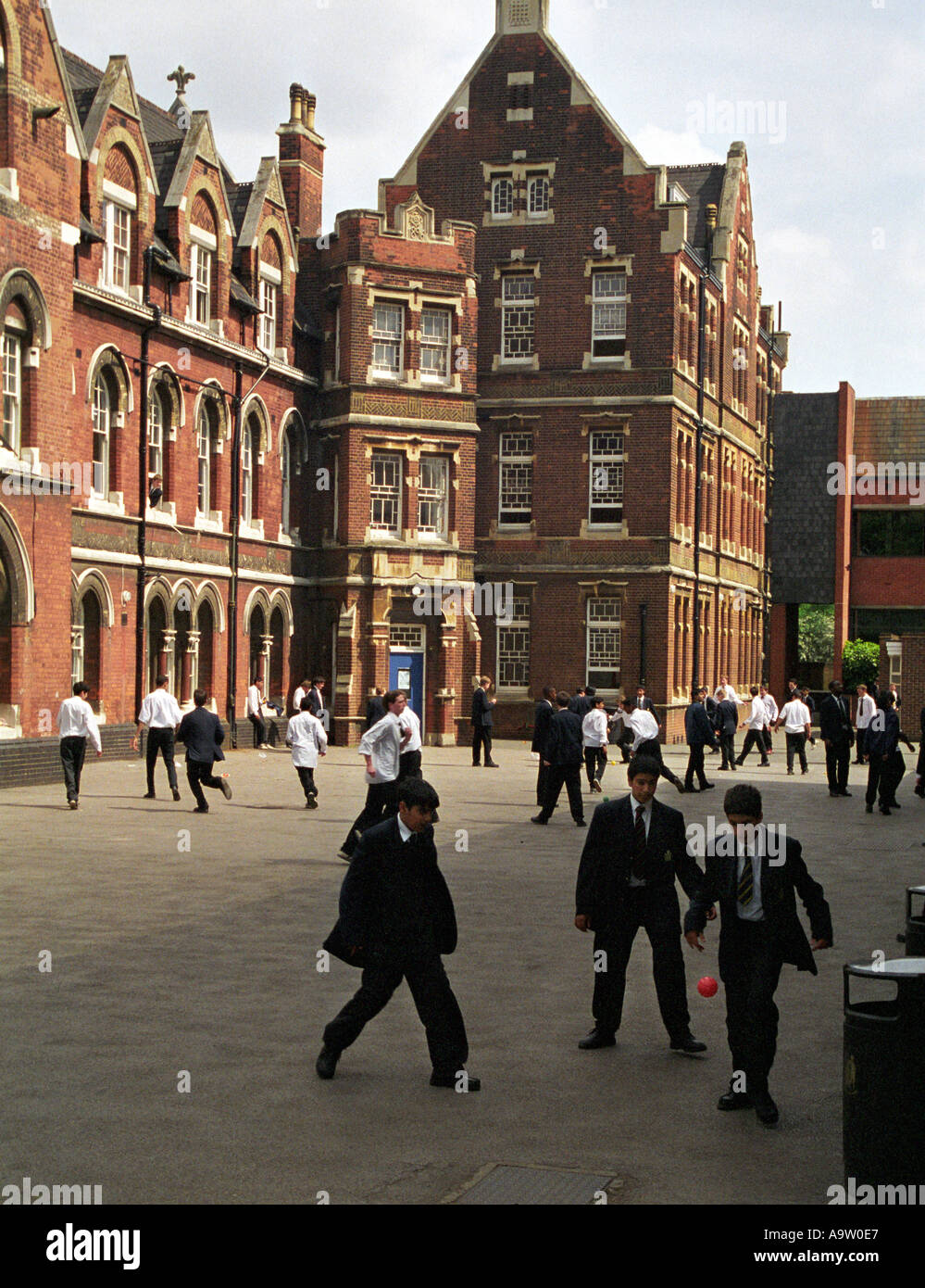 British school playground -Fotos und -Bildmaterial in hoher Auflösung ...
