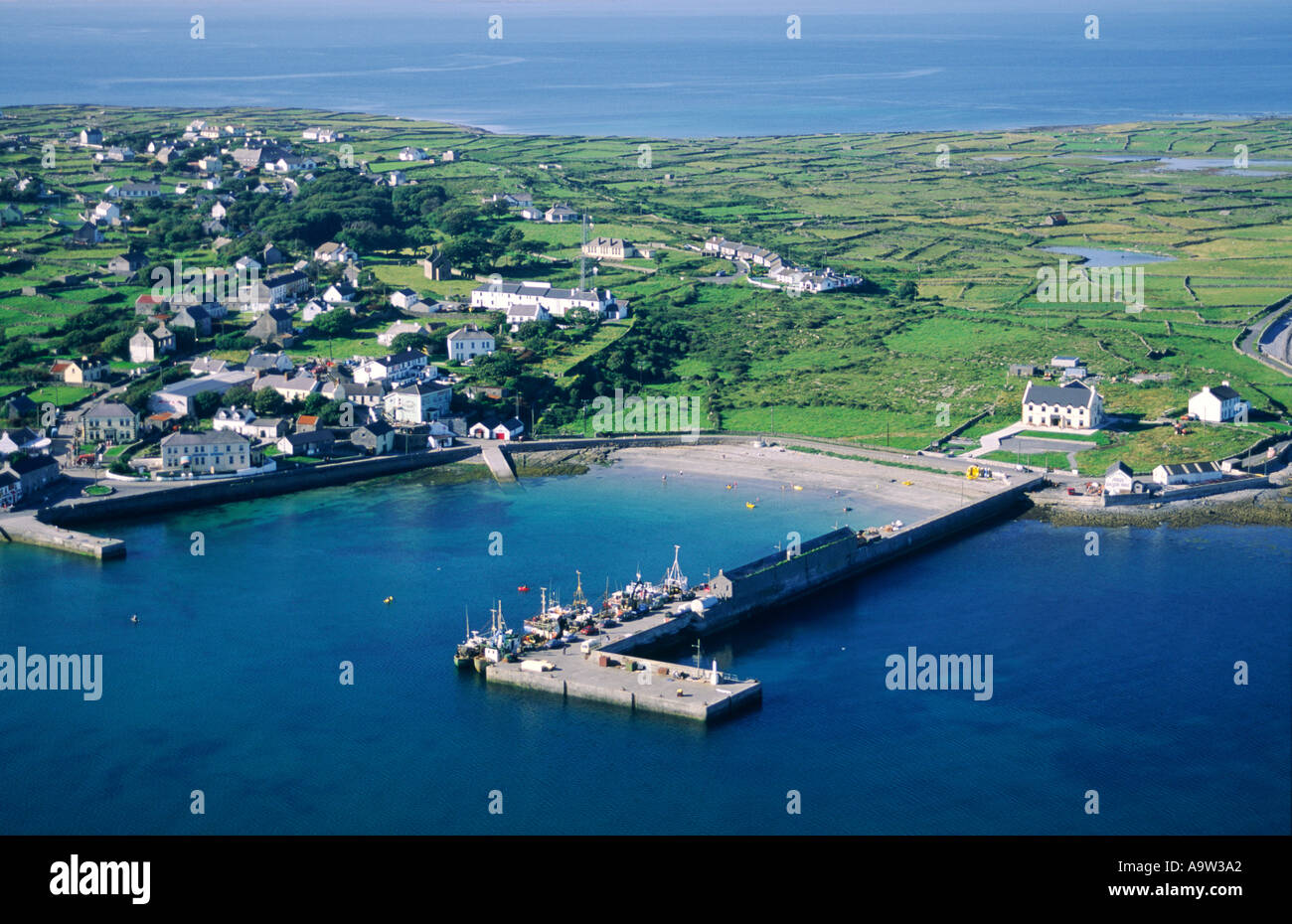 Kilronan, der Hafen und die Stadt auf der Insel Inishmore eines der ...