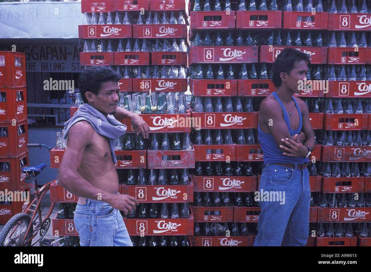 Coca cola two bottles -Fotos und -Bildmaterial in hoher Auflösung – Alamy