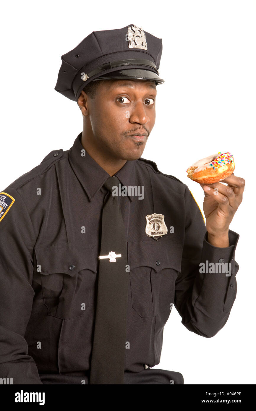 Junge schwarze Polizist Essen ein Doughnought oder Donut in Amerika in ...
