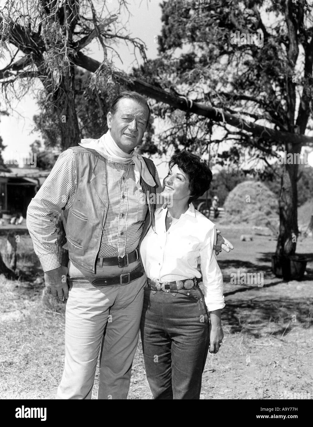JOHN WAYNE mit seiner Frau Pilar Stockfotografie - Alamy