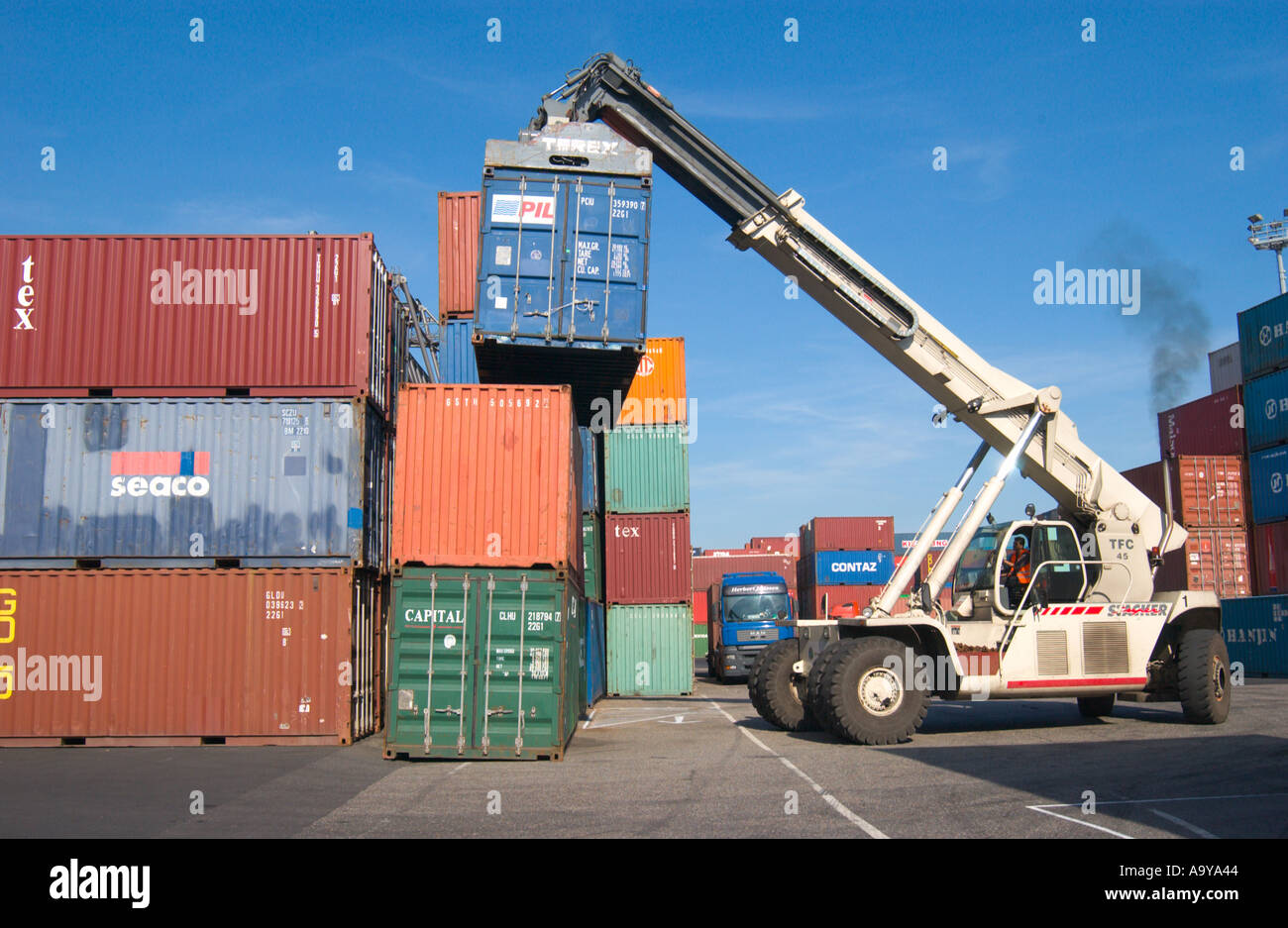 Lifter-Lader bewegen Frachtcontainer in Container-Terminals ...