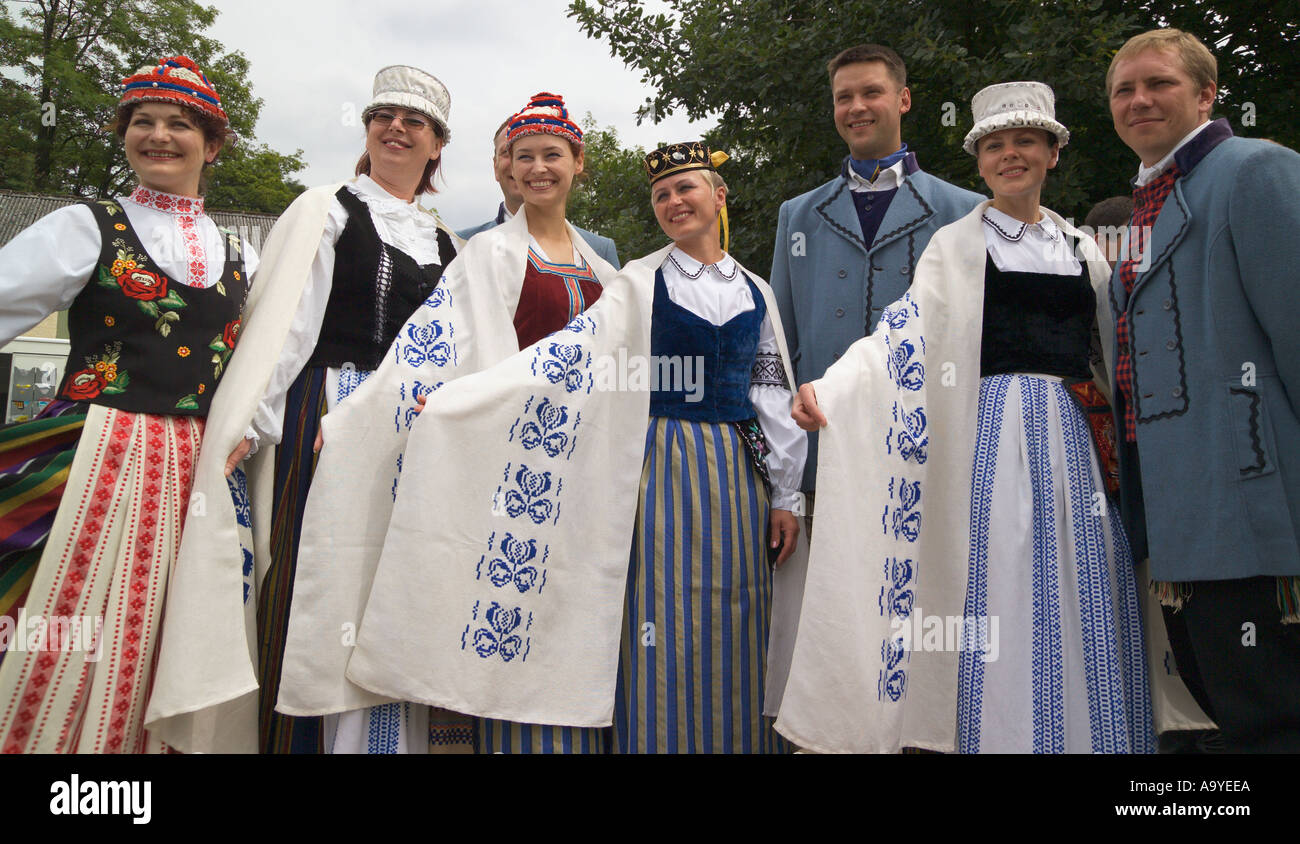 Lettische traditionelle kleidung -Fotos und -Bildmaterial in hoher ...