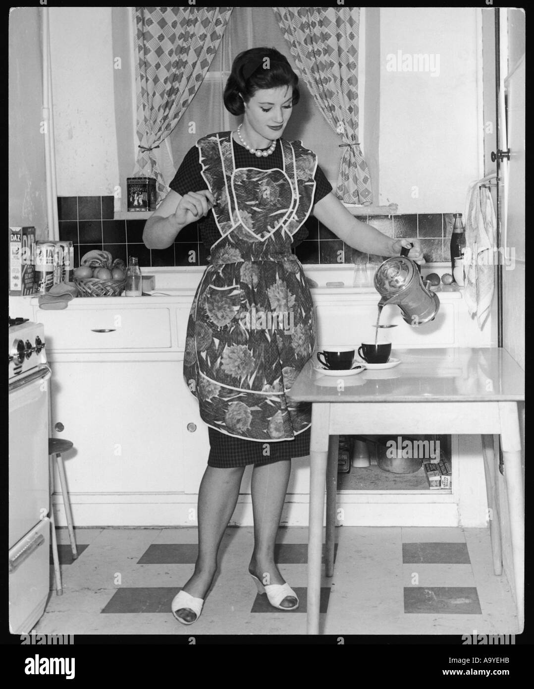 Haushalt, hausfrau 1960er -Fotos und -Bildmaterial in hoher Auflösung ...