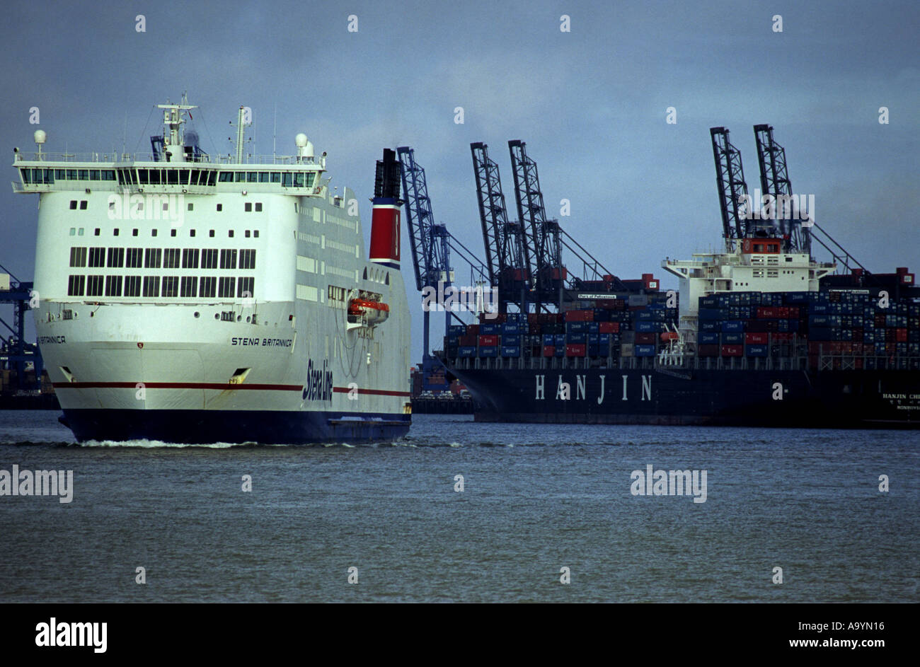 Roro schiff mit containerschiff -Fotos und -Bildmaterial in hoher ...