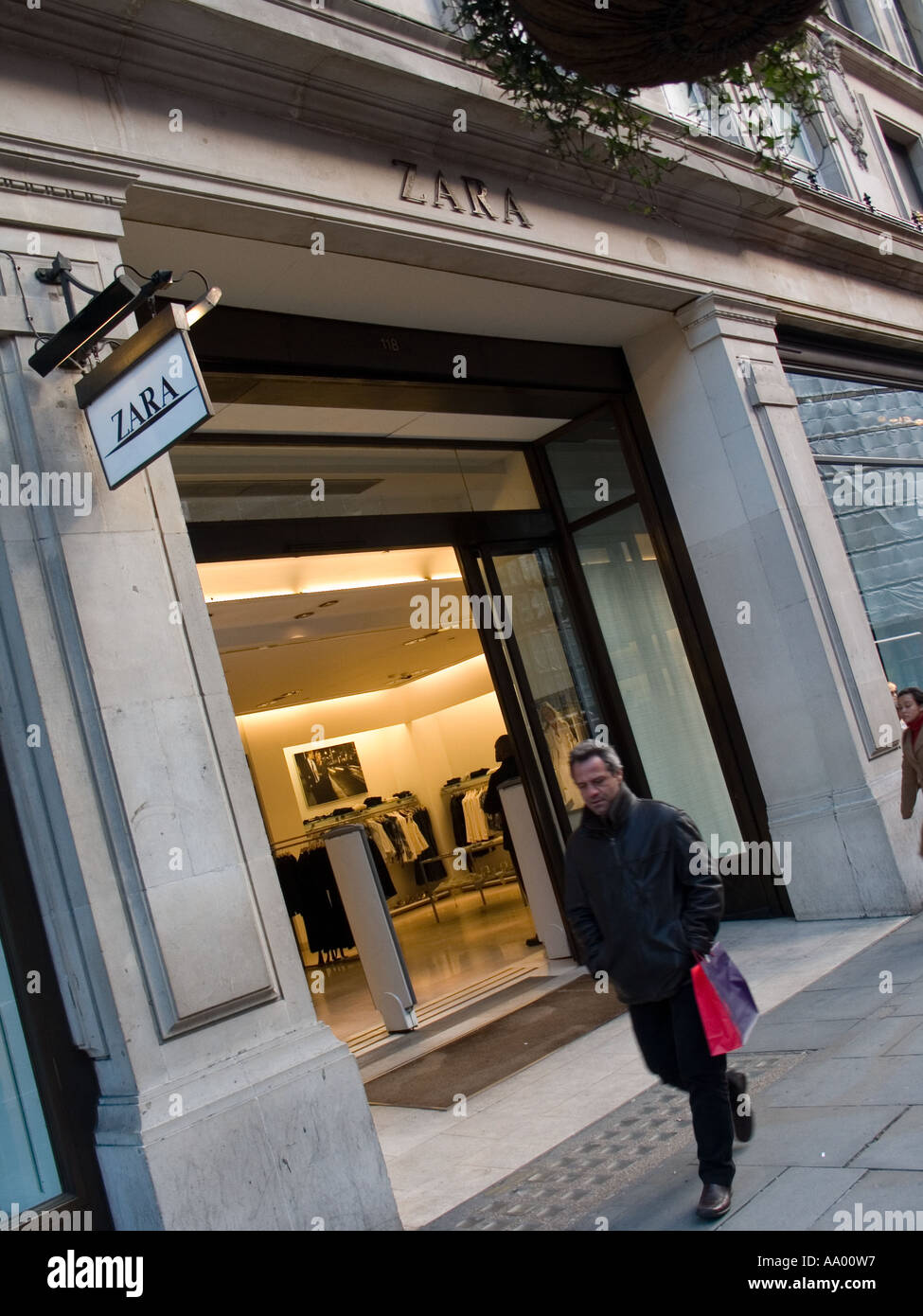 Zara mode -Fotos und -Bildmaterial in hoher Auflösung – Alamy