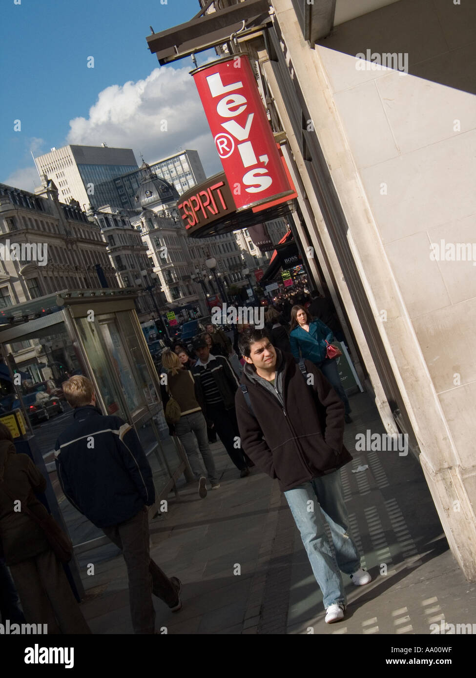 Levis london -Fotos und -Bildmaterial in hoher Auflösung – Alamy