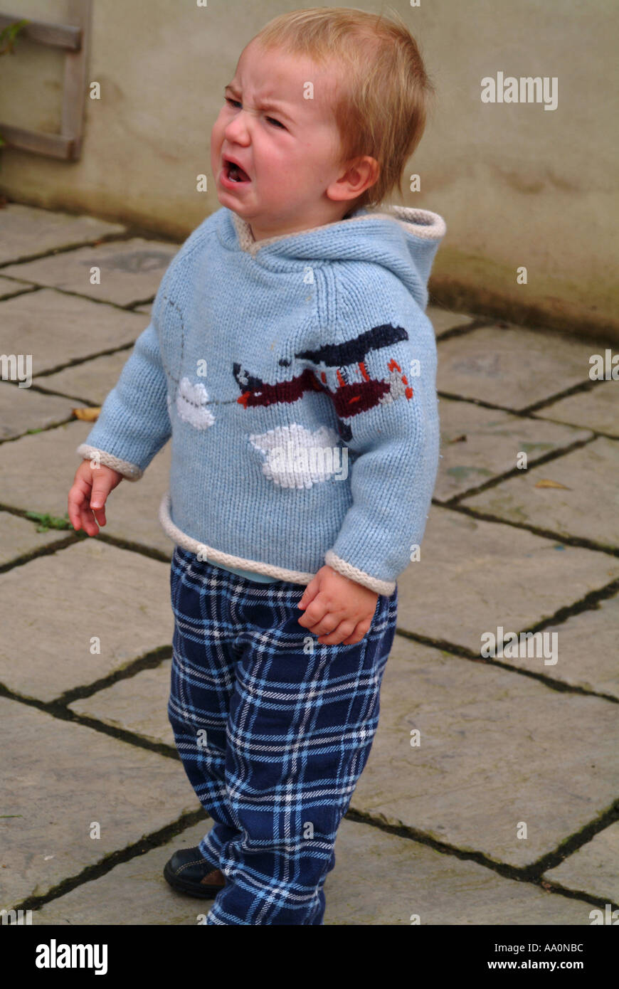 Verzweifeltes kleinkind -Fotos und -Bildmaterial in hoher Auflösung – Alamy