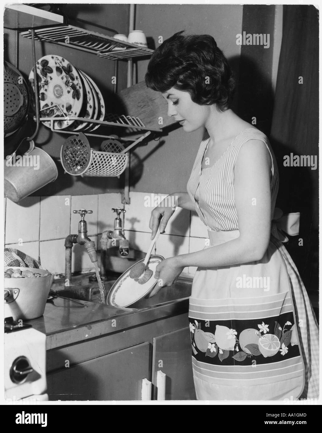 Hausfrau 1960 historisch -Fotos und -Bildmaterial in hoher Auflösung ...