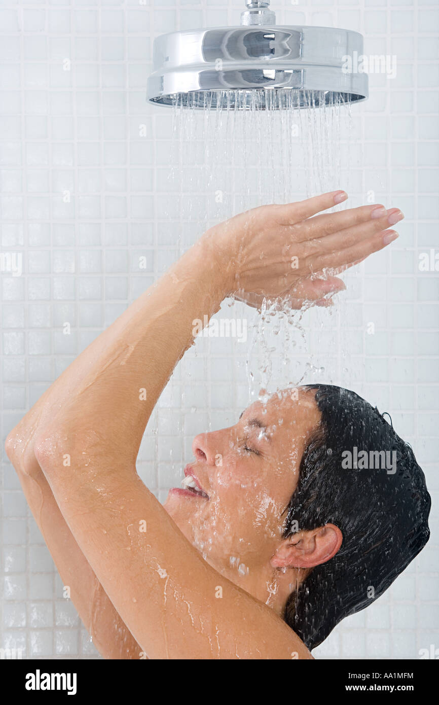 Duschende frauen -Fotos und -Bildmaterial in hoher Auflösung – Alamy