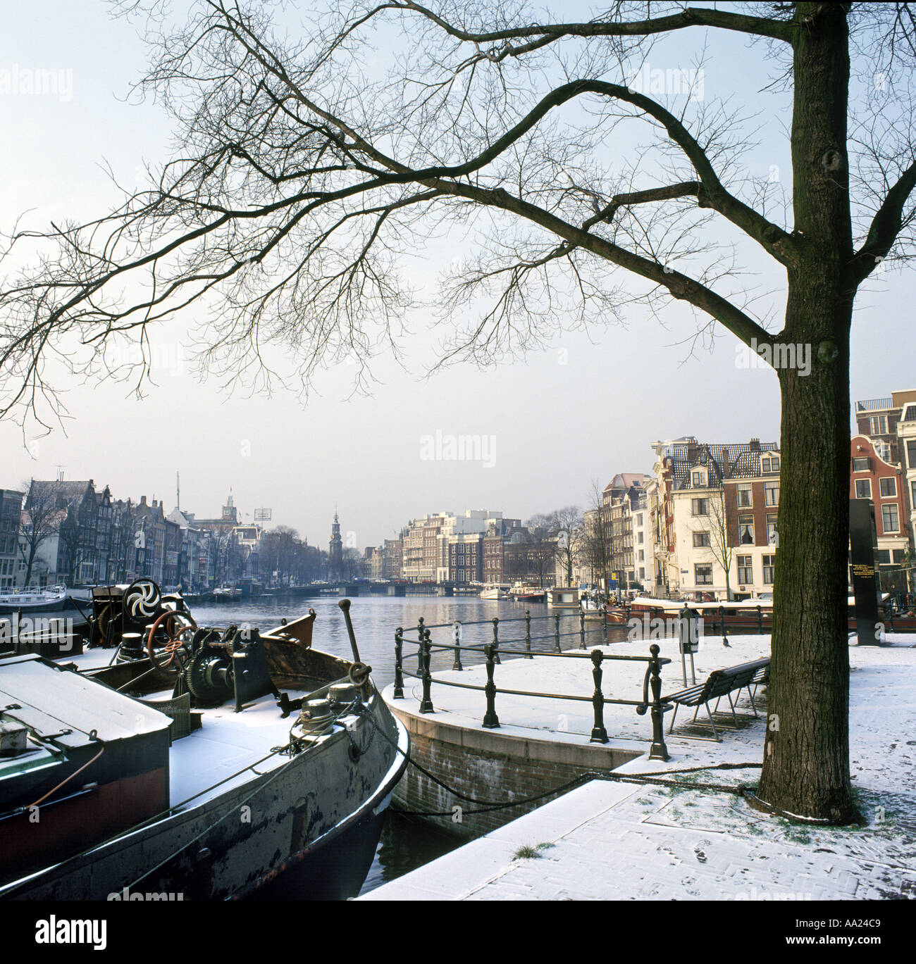 Fluss Amstel Blickrichtung Munttoren im Winter, Amsterdam, Niederlande ...