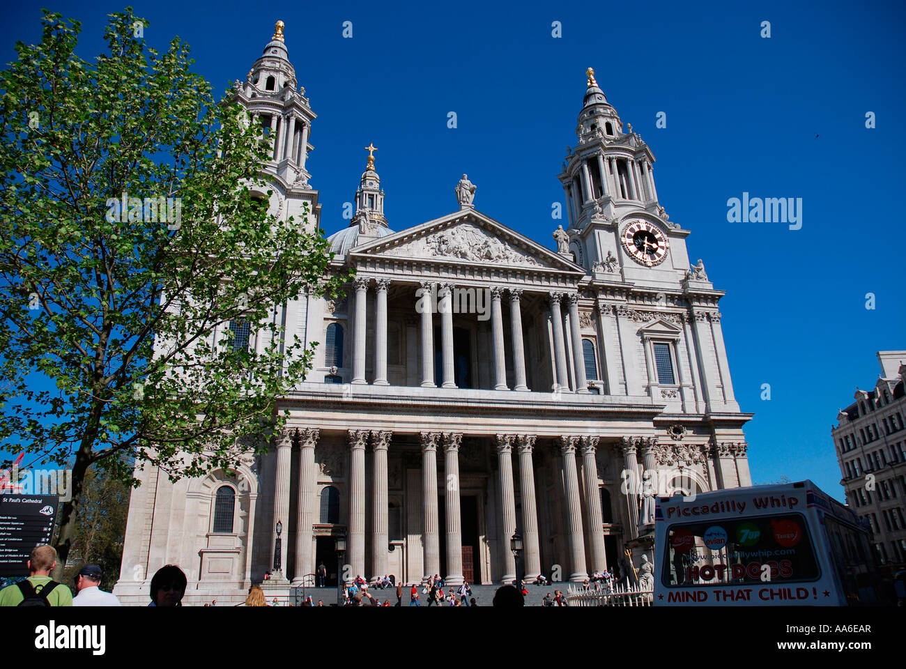 Haupteingang stadt -Fotos und -Bildmaterial in hoher Auflösung – Alamy