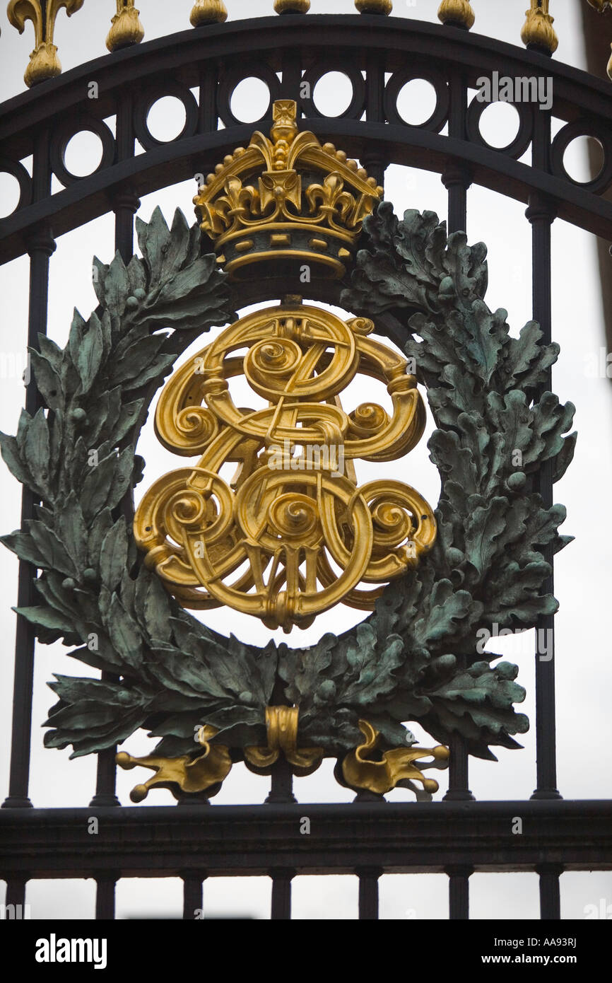 Wappen der Tore des Buckingham Palace London England UK Europe ...