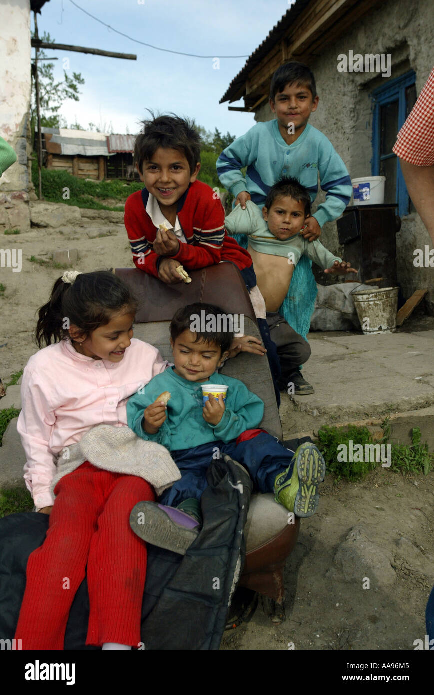 ROMA-KINDER AUF EINE ROMA-ZIGEUNER-STANDORT IN DER NÄHE KOSICE SLOWAKEI ...
