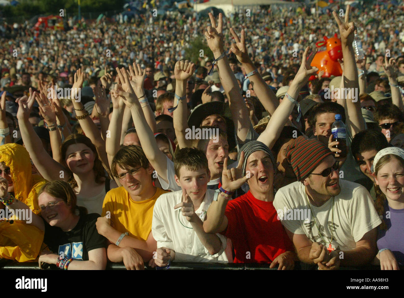 DAS PUBLIKUM JUBELT BEIM GLASTONBURY MUSIC FESTIVAL Stockfotografie - Alamy