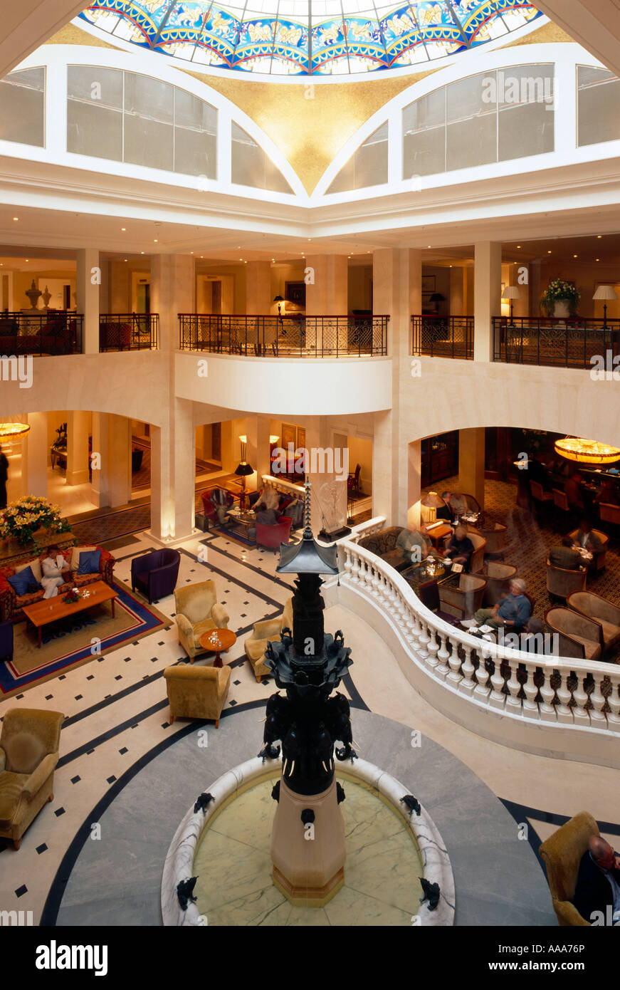 Hotel adlon eingang -Fotos und -Bildmaterial in hoher Auflösung – Alamy