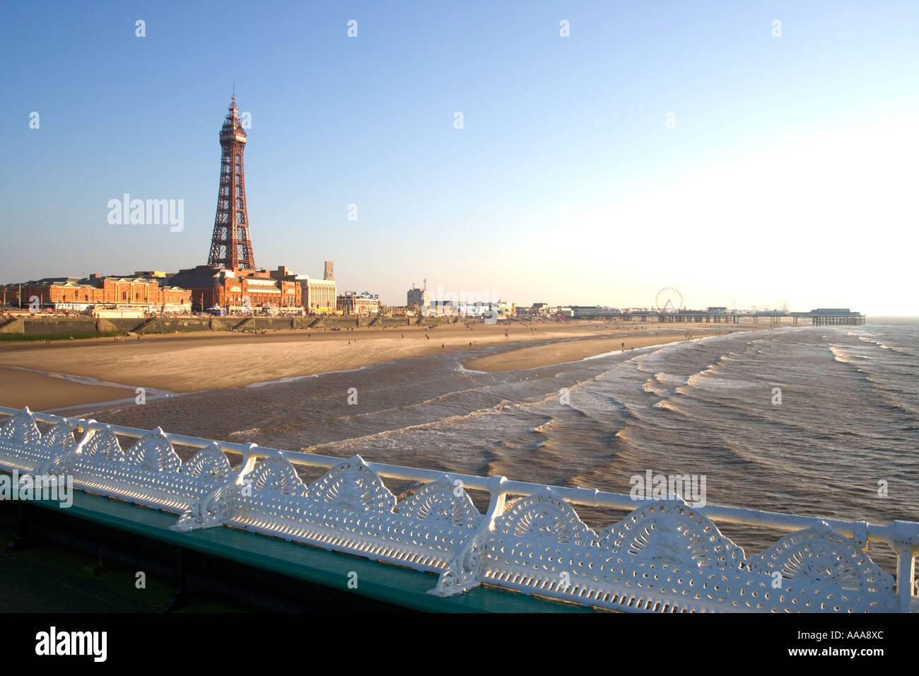 Blackpool strand und blackpool turm -Fotos und -Bildmaterial in hoher ...