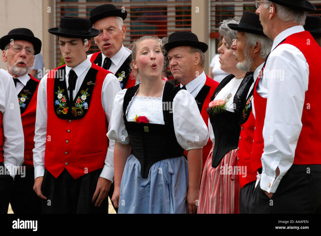 Singing yodeling -Fotos und -Bildmaterial in hoher Auflösung – Alamy