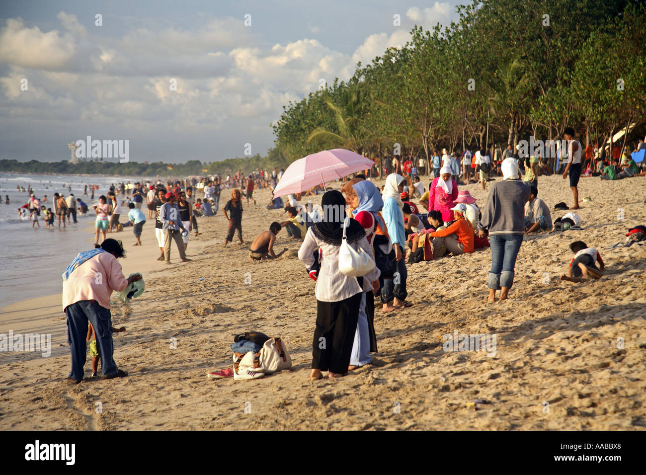 Muslimische frauen am strand Stockfotos und -bilder Kaufen - Alamy