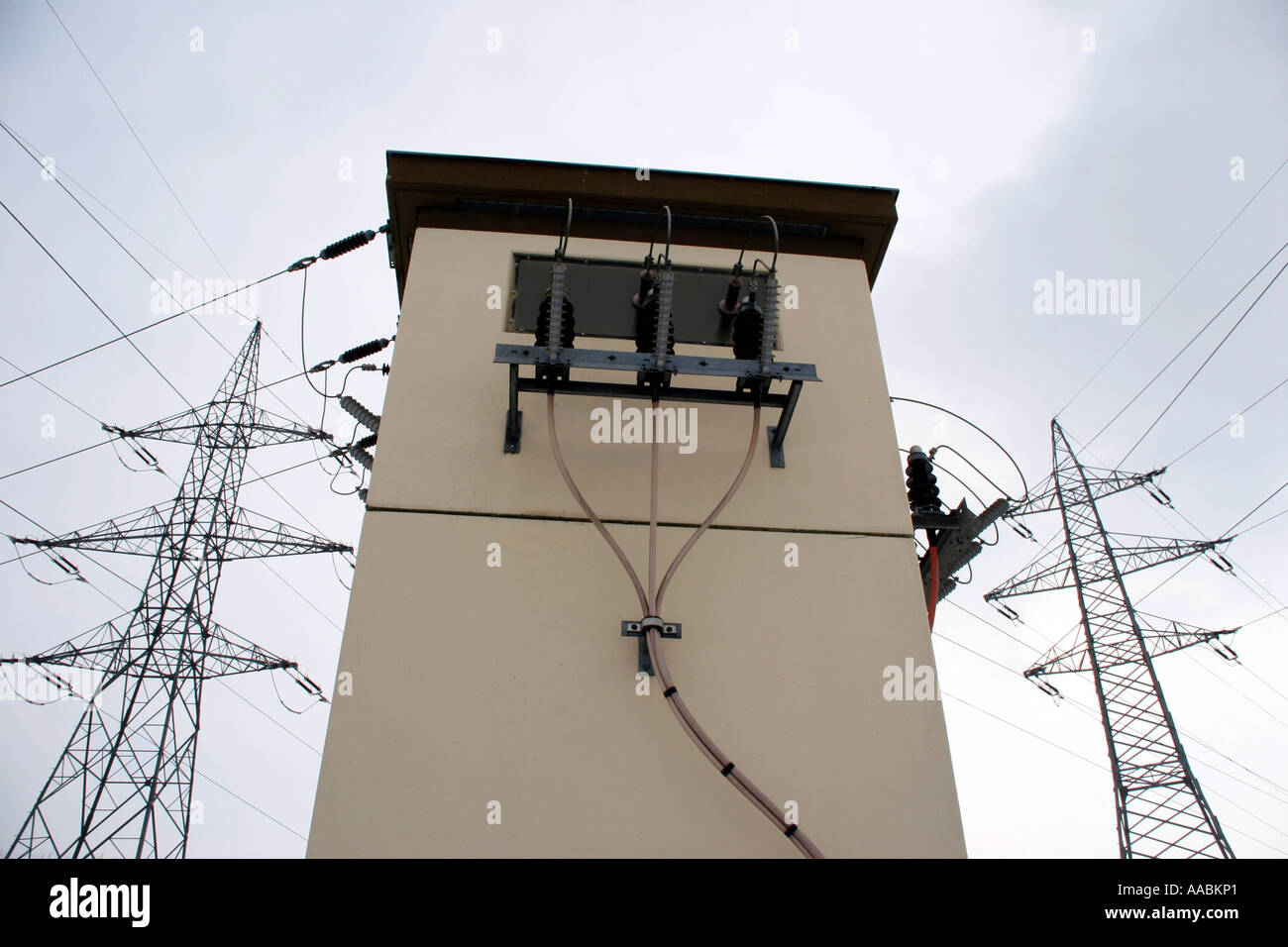 Elektrische flusslinien -Fotos und -Bildmaterial in hoher Auflösung – Alamy