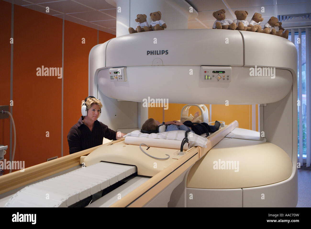 Medical practise doctor boy examination -Fotos und -Bildmaterial in ...