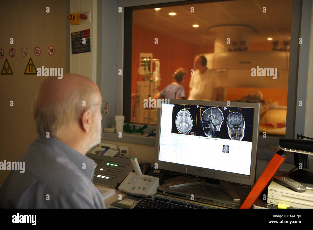 Ct scan child -Fotos und -Bildmaterial in hoher Auflösung – Alamy