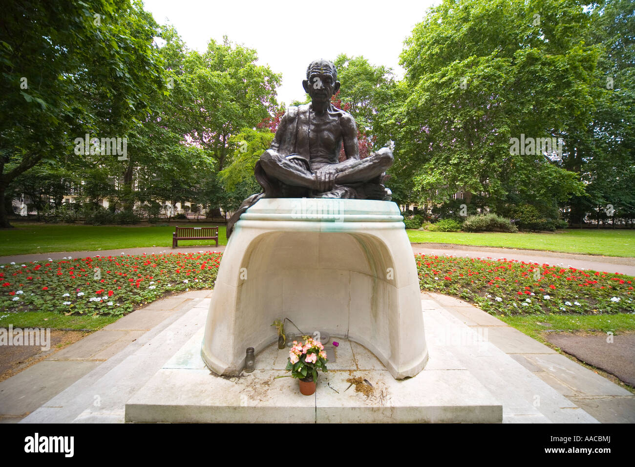 Statue von Mahatma Ghandi in Tavistock Square in London Stockfotografie ...