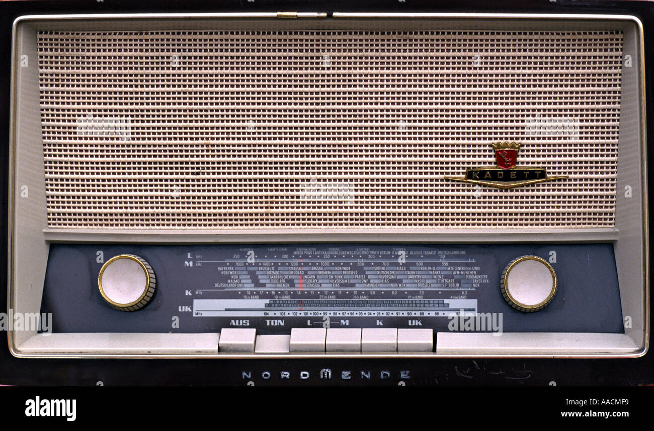 altes Radio mit Technologie von Radio Ventil aus den fünfziger Jahren ...