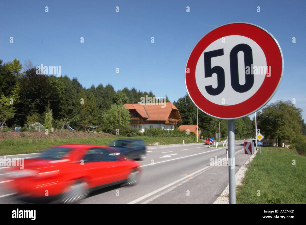 Speed limit 50 km h -Fotos und -Bildmaterial in hoher Auflösung – Alamy