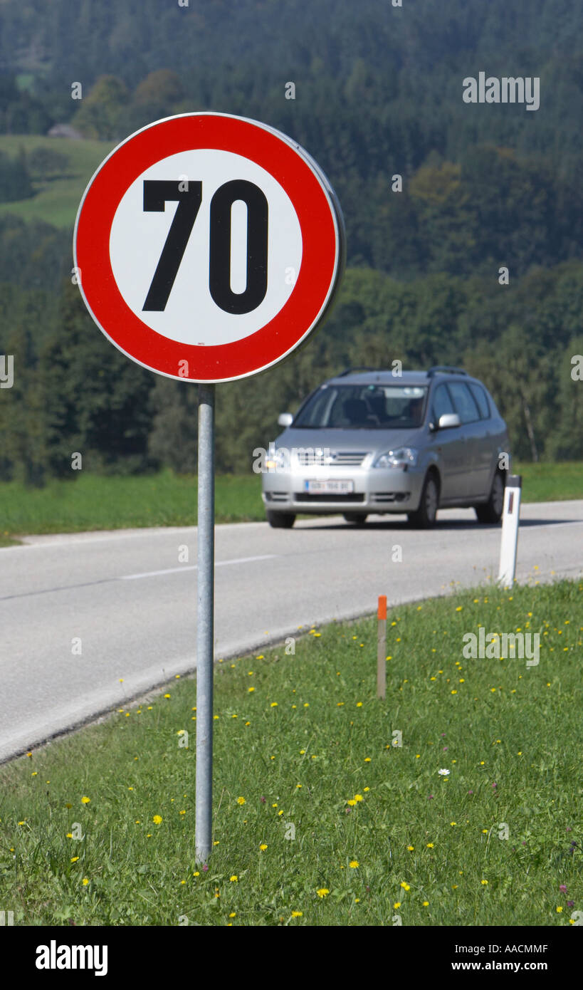 Traffic sign 70 kmh speed -Fotos und -Bildmaterial in hoher Auflösung ...