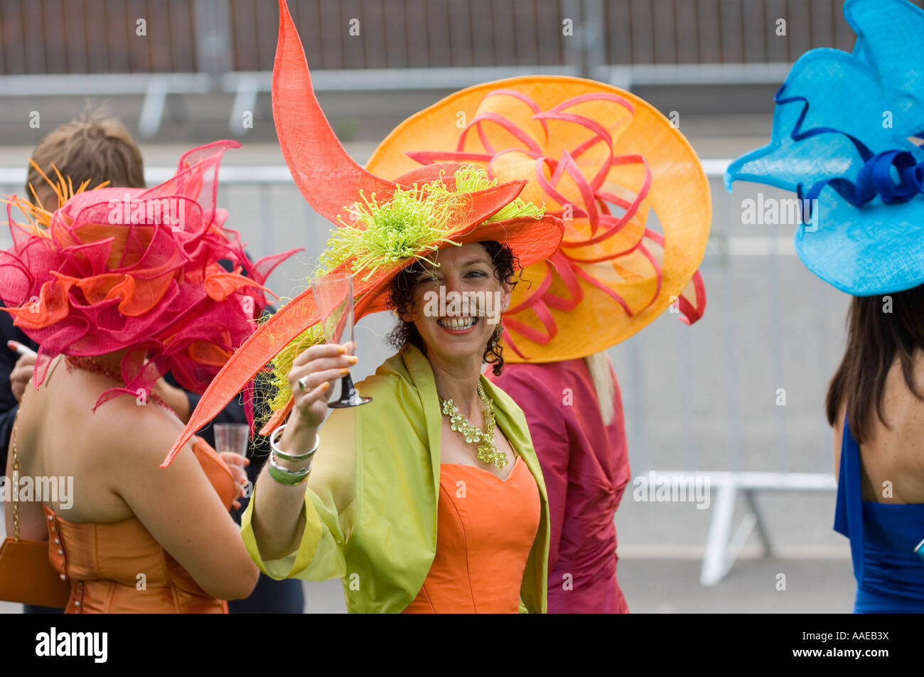 Extravagant fashion -Fotos und -Bildmaterial in hoher Auflösung – Alamy