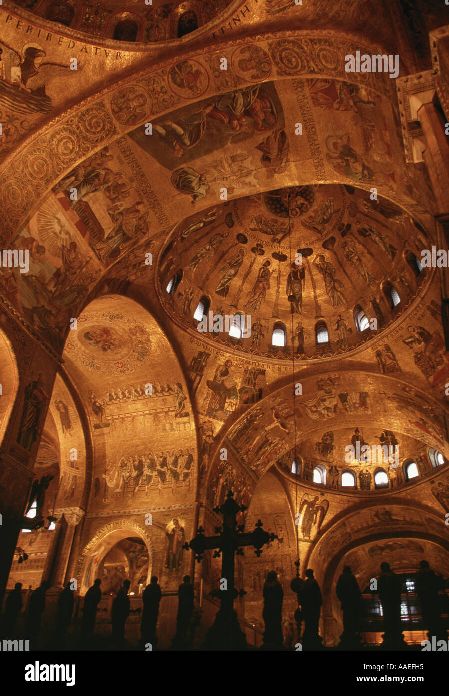 Das Innere der Basilika San Marco, (Markusdom) auf die gewölbte Decke ...