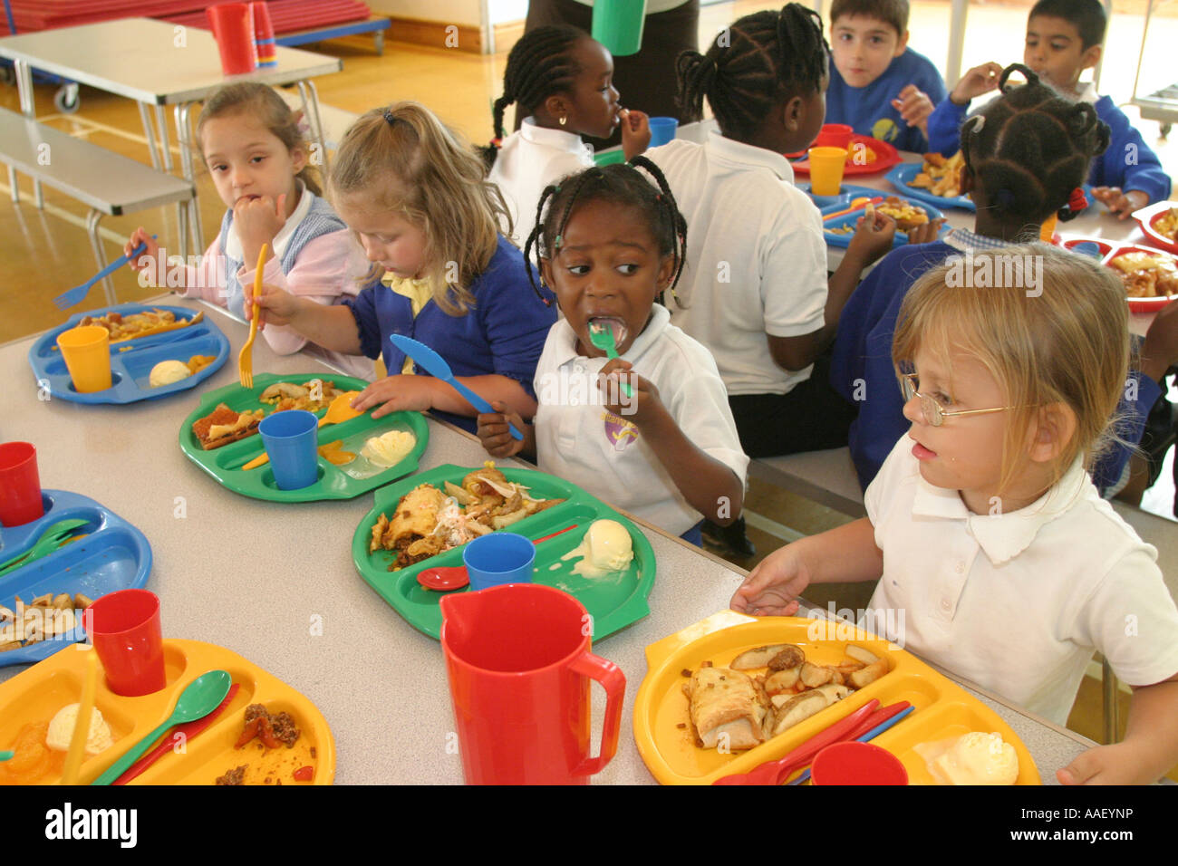 Grundschule-Kantine mit Kindern Essen Stockfotografie - Alamy