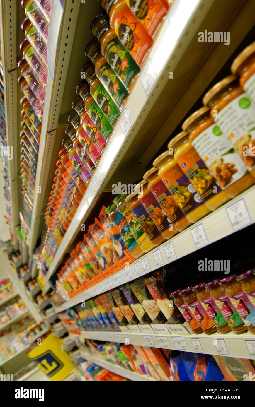 Supermarkt-Regale gefüllt mit Konserven Stockfotografie - Alamy