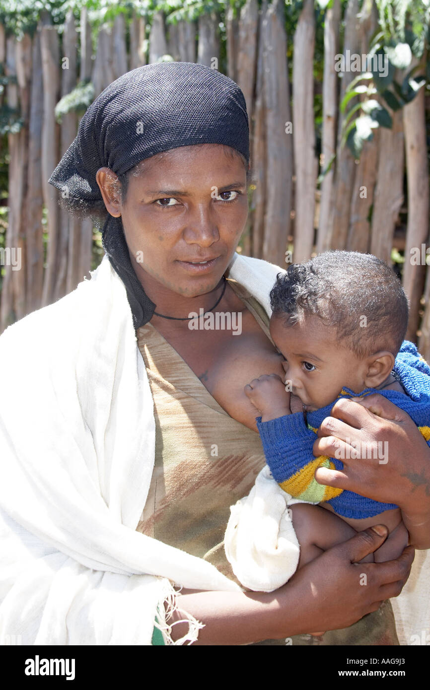 Frau AMME Mutter stillen Säugling Baby mit Milch in Kuch Dorf Äthiopien Afrika Stockfotografie ...