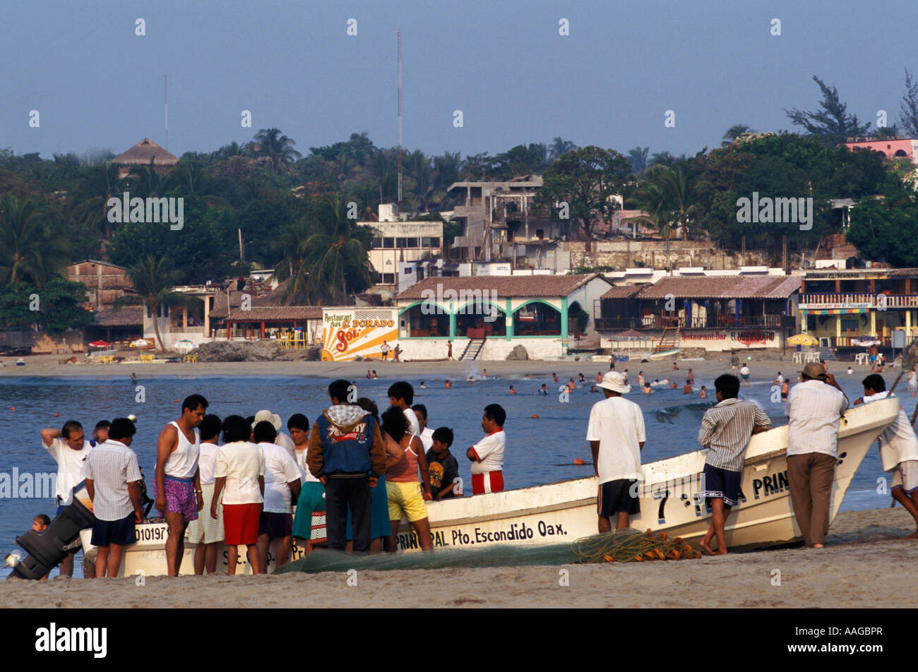 Menschen Sie herumstehen ein Boot am Strand Playa Principal Puerto ...